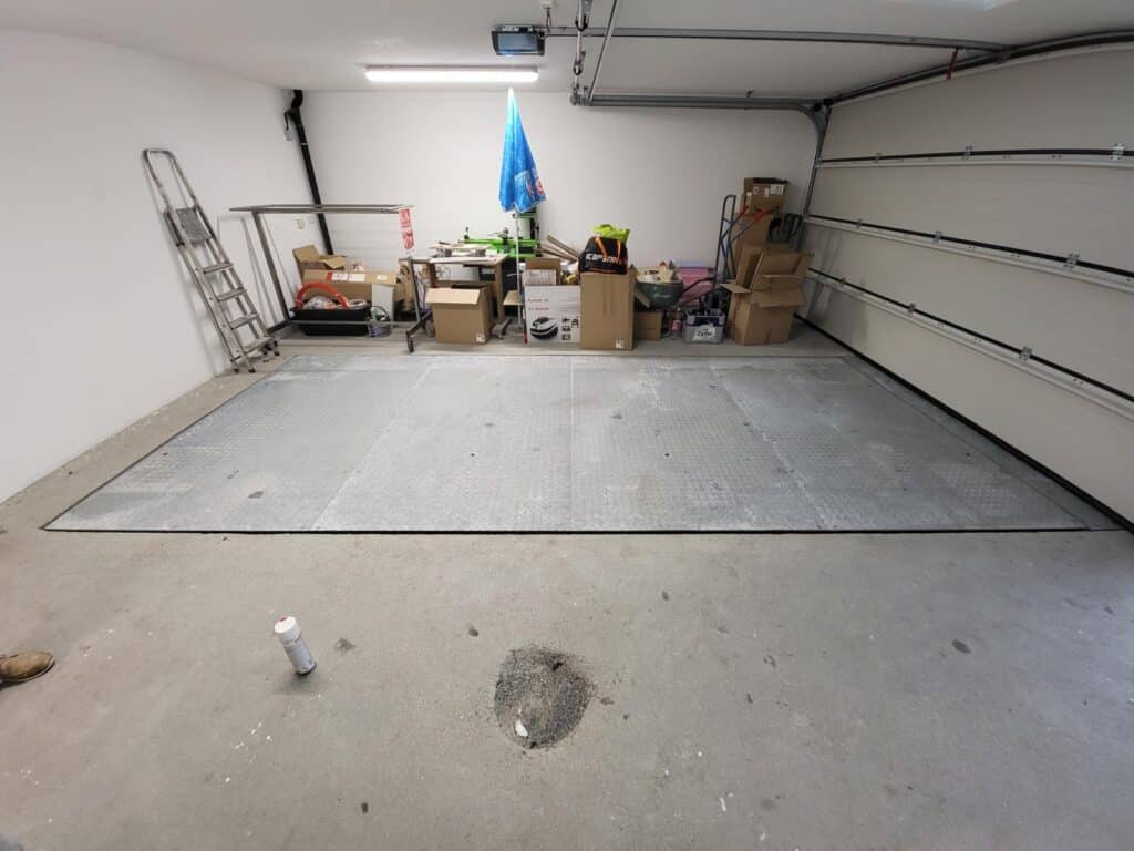Car lift in the garage: Hydraulic scissor lift table in use